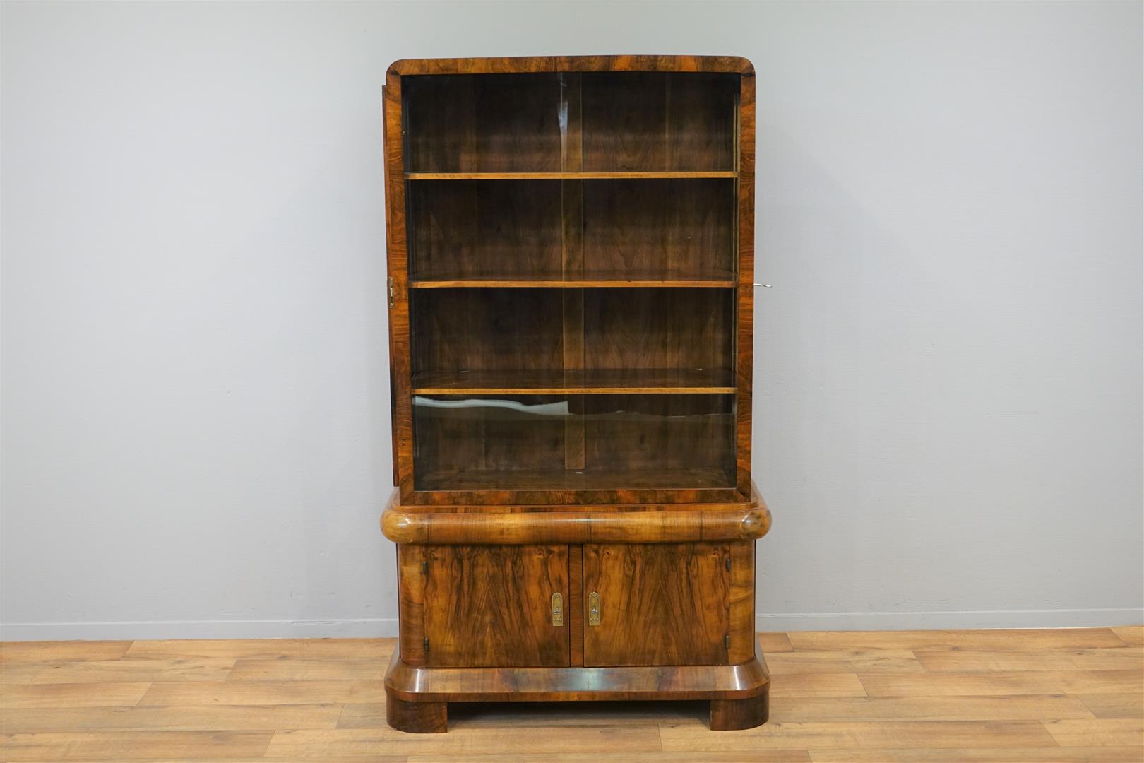 Franse Noten Art Deco Vitrinekast Met 2 Beglaasde Zijdeuren En 2 franse-noten-art-deco-vitrinekast-met-2-beglaasde-zijdeuren-en-2
